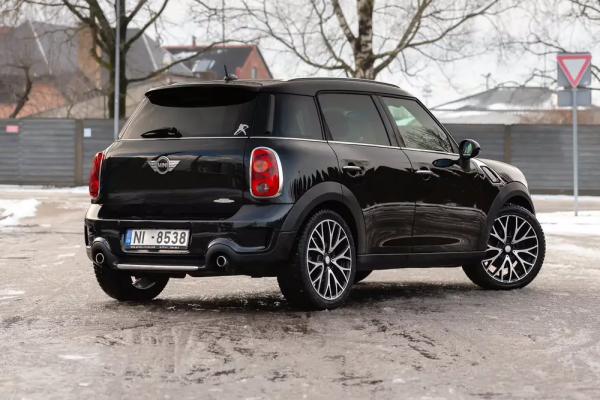 Black MINI Countryman 2012 in Jelgava, with an engine capacity of 2.00 L and mileage of 198 thousand km for 9400 €, photo 5 on AUTOMOTO.COM.LV
