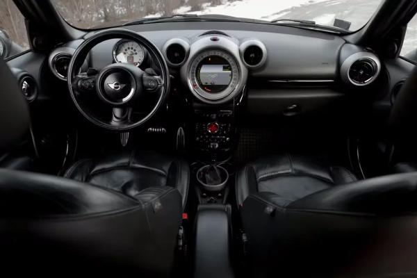 Black MINI Countryman 2012 in Jelgava, with an engine capacity of 2.00 L and mileage of 198 thousand km for 9400 €, photo 7 on AUTOMOTO.COM.LV