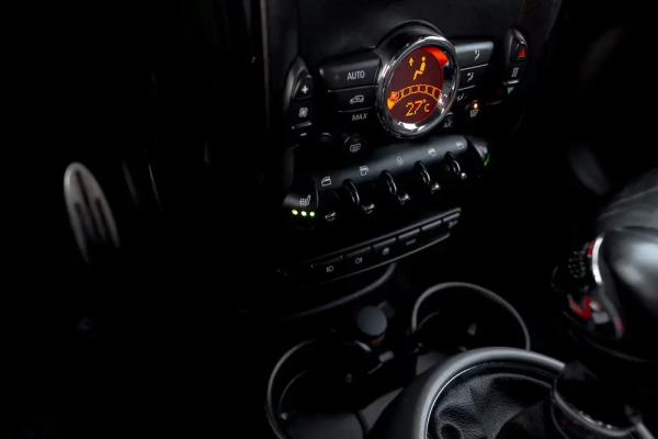 Black MINI Countryman 2012 in Jelgava, with an engine capacity of 2.00 L and mileage of 198 thousand km for 9400 €, photo 10 on AUTOMOTO.COM.LV