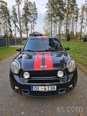 Black MINI Countryman 2011 in Riga, with an engine capacity of 1.60 L and mileage of 152 thousand km for 5950 €, photo 2 on AUTOMOTO.COM.LV