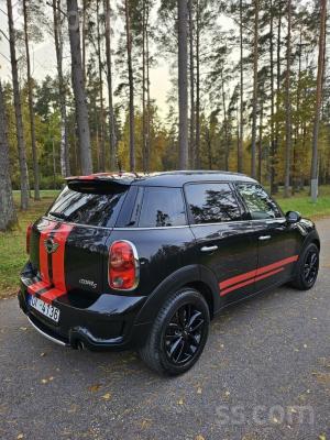 Black MINI Countryman 2011 in Riga, with an engine capacity of 1.60 L and mileage of 152 thousand km for 5950 €, photo 4 on AUTOMOTO.COM.LV