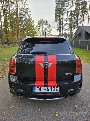 Black MINI Countryman 2011 in Riga, with an engine capacity of 1.60 L and mileage of 152 thousand km for 5950 €, photo 5 on AUTOMOTO.COM.LV