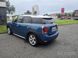 Blue MINI Countryman 2018 in Riga, with an engine capacity of 1.50 L and mileage of 125 thousand km for 16900 €, photo 3 on AUTOMOTO.COM.LV