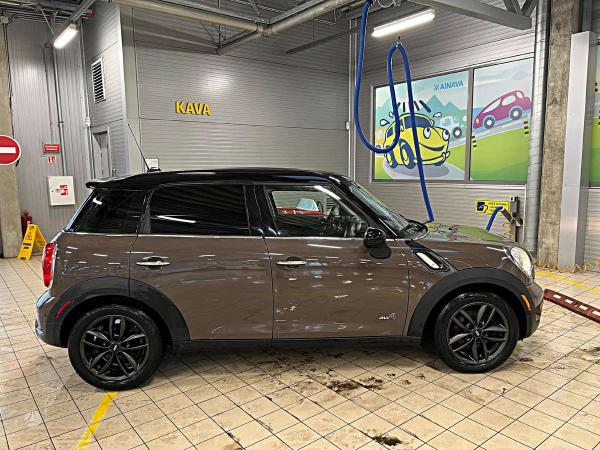 Brown MINI Countryman 2011 in Vilnius, with an engine capacity of 1.60 L and mileage of 197 thousand km for 4650 €, photo 2 on AUTOMOTO.COM.LV