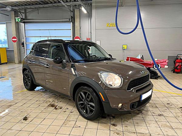 Brown MINI Countryman 2011 in Vilnius, with an engine capacity of 1.60 L and mileage of 197 thousand km for 4650 €, photo 3 on AUTOMOTO.COM.LV