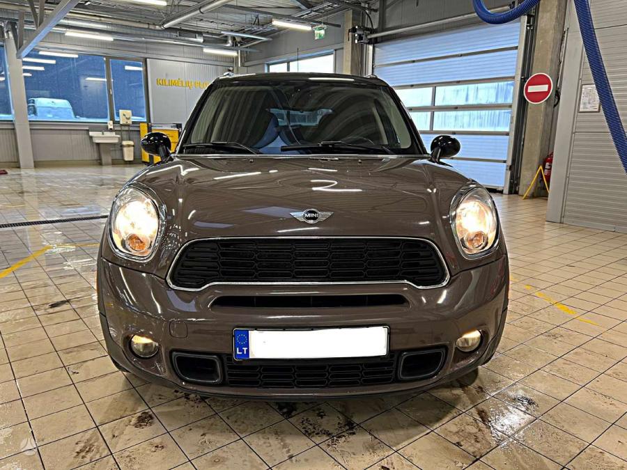 Brown MINI Countryman 2011 in Vilnius, with an engine capacity of 1.60 L and mileage of 197 thousand km for 4650 €, photo 4 on AUTOMOTO.COM.LV