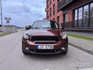 Brown MINI Countryman 2013 in Riga, with an engine capacity of 2.00 L and mileage of 121 thousand km for 9350 €, photo 3 on AUTOMOTO.COM.LV