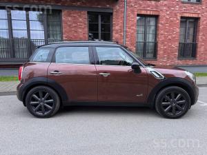 Brown MINI Countryman 2013 in Riga, with an engine capacity of 2.00 L and mileage of 121 thousand km for 9350 €, photo 4 on AUTOMOTO.COM.LV