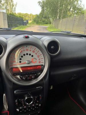 Green MINI Countryman 2012 in Vilnius, with an engine capacity of 1.60 L and mileage of 216 thousand km for 3000 €, photo 4 on AUTOMOTO.COM.LV