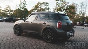 Green MINI Countryman 2013 in Jelgava, with an engine capacity of 2.00 L and mileage of 310 thousand km for 7900 €, photo 3 on AUTOMOTO.COM.LV