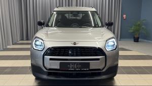 Grey MINI Countryman 2024 in Riga, with an engine capacity of 1.50 L and mileage of 9 thousand km for 29990 €, photo 8 on AUTOMOTO.COM.LV