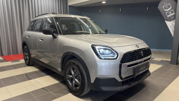 Grey MINI Countryman 2024 in Riga, with an engine capacity of 1.50 L and mileage of 9 thousand km for 29990 €, photo 8 on AUTOMOTO.COM.LV