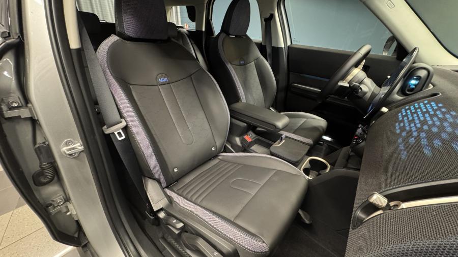 Grey MINI Countryman 2024 in Riga, with an engine capacity of 1.50 L and mileage of 9 thousand km for 29990 €, photo 12 on AUTOMOTO.COM.LV
