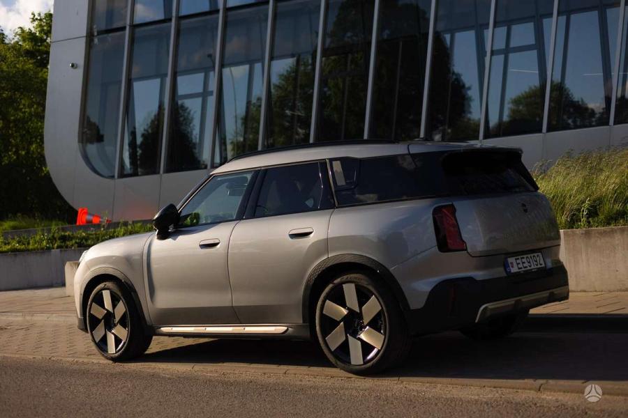 Pelēks MINI Countryman 2025 Viļņa, ar dzinēja tilpumu 0.00 L un nobraukumu 11 tūkst. km par 42350 €, foto 4 vietnē AUTOMOTO.COM.LV