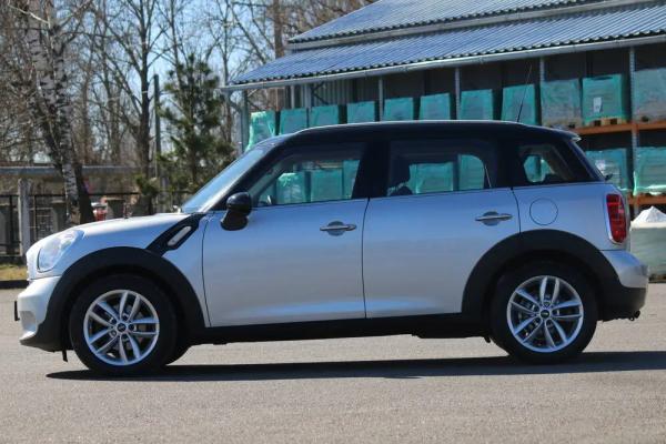 Grey MINI Countryman 2010 in Riga, with an engine capacity of 1.60 L and mileage of 239 thousand km for 4990 €, photo 5 on AUTOMOTO.COM.LV