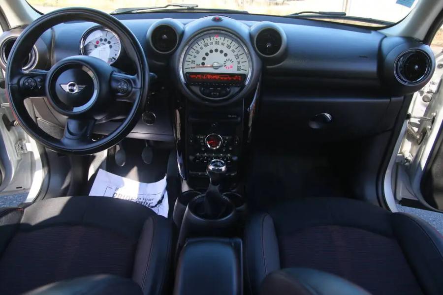 Grey MINI Countryman 2010 in Riga, with an engine capacity of 1.60 L and mileage of 239 thousand km for 4990 €, photo 10 on AUTOMOTO.COM.LV