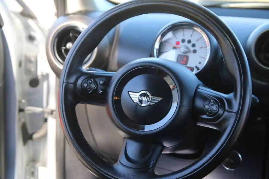Grey MINI Countryman 2010 in Riga, with an engine capacity of 1.60 L and mileage of 239 thousand km for 4990 €, photo 11 on AUTOMOTO.COM.LV