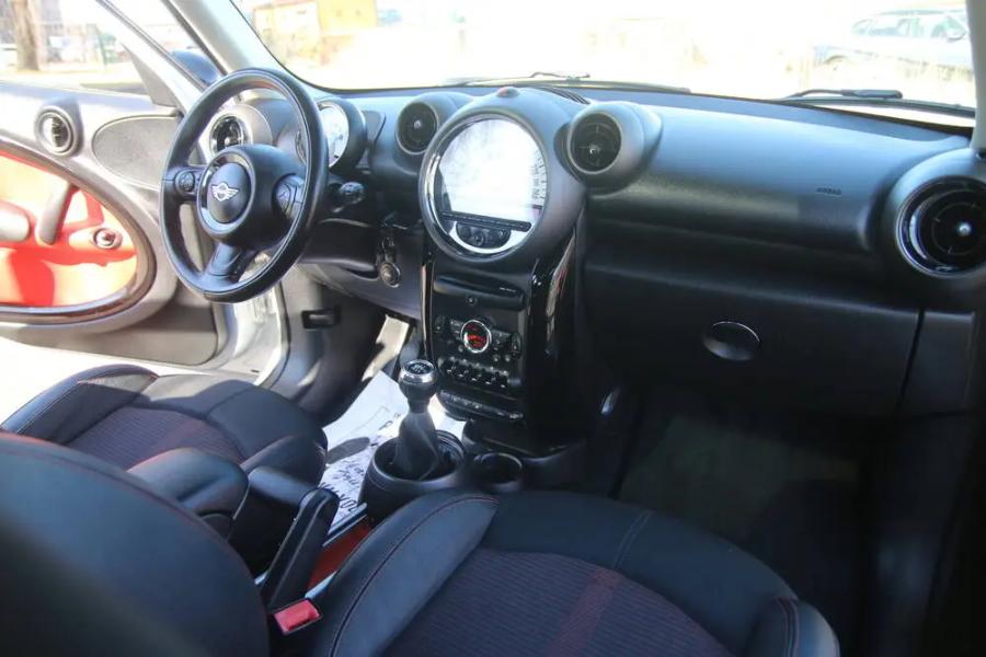 Grey MINI Countryman 2010 in Riga, with an engine capacity of 1.60 L and mileage of 239 thousand km for 4990 €, photo 12 on AUTOMOTO.COM.LV