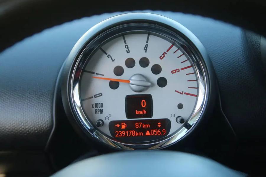 Grey MINI Countryman 2010 in Riga, with an engine capacity of 1.60 L and mileage of 239 thousand km for 4990 €, photo 18 on AUTOMOTO.COM.LV