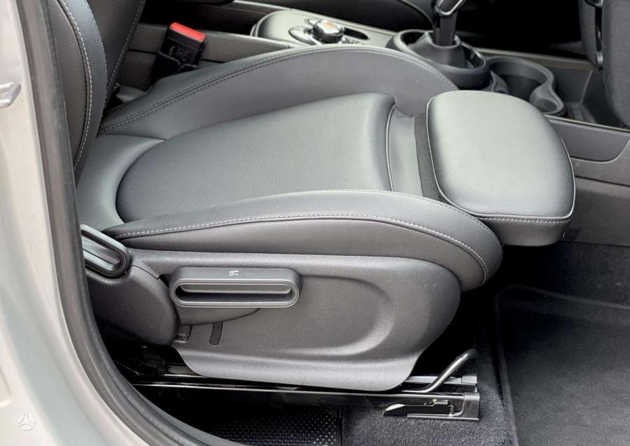 Grey MINI Countryman 2020 in Panevezys, with an engine capacity of 2.00 L and mileage of 110 thousand km for 17999 €, photo 24 on AUTOMOTO.COM.LV