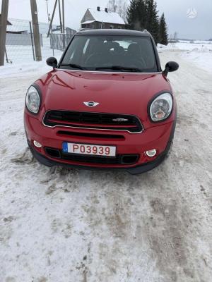 Red MINI Countryman 2015 in Kaunas, with an engine capacity of 1.60 L and mileage of 112 thousand km for 7999 €, photo 3 on AUTOMOTO.COM.LV