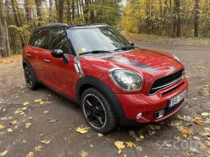 Red MINI Countryman 2016 in Riga, with an engine capacity of 2.00 L and mileage of 135 thousand km for 10500 €, photo 4 on AUTOMOTO.COM.LV