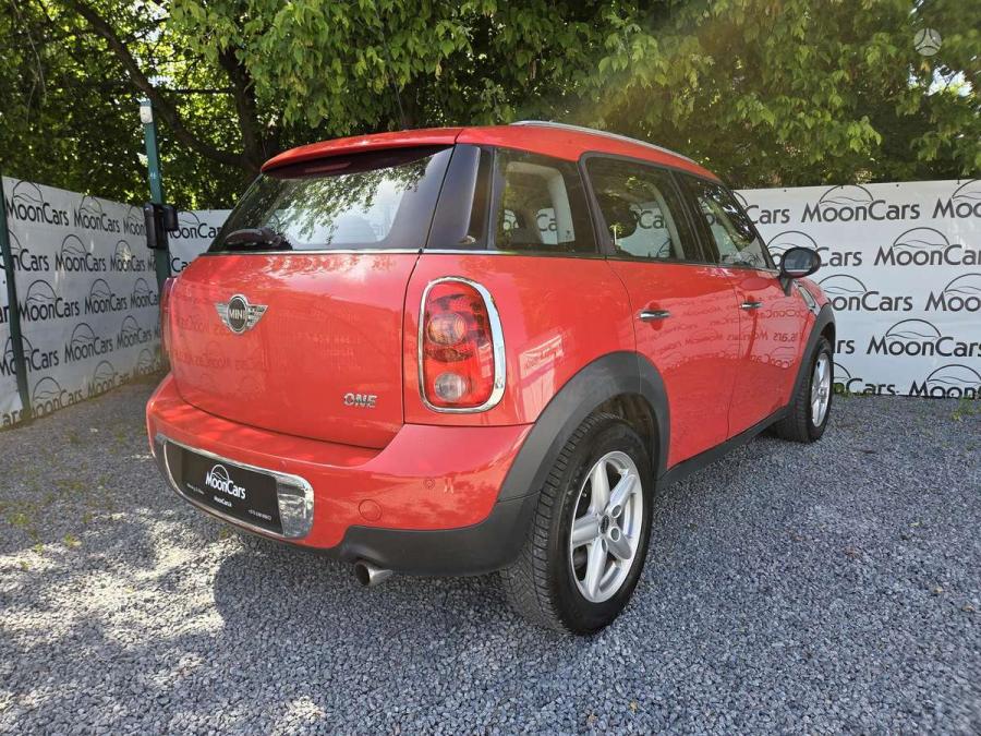 Red MINI Countryman 2012 in Vilnius, with an engine capacity of 1.60 L and mileage of 107 thousand km for 4200 €, photo 6 on AUTOMOTO.COM.LV