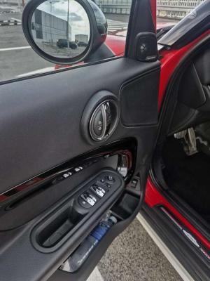 Red MINI Countryman 2018 in Vilnius, with an engine capacity of 2.00 L and mileage of 88 thousand km for 16500 €, photo 9 on AUTOMOTO.COM.LV