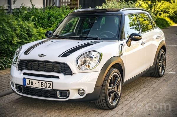 White MINI Countryman 2011 in Riga, with an engine capacity of 1.60 L and mileage of 62 thousand km for 8990 €, photo 1 on AUTOMOTO.COM.LV