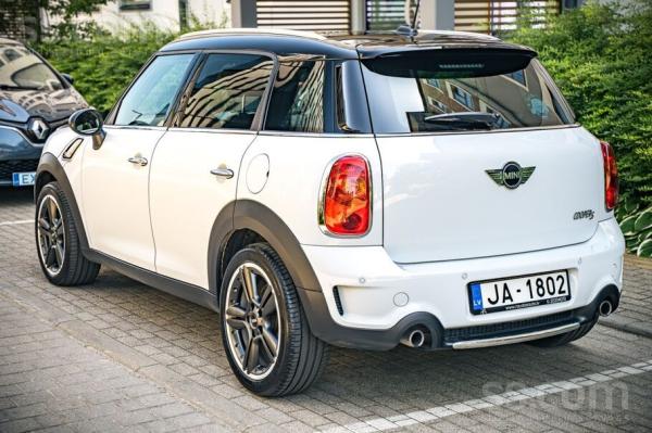 White MINI Countryman 2011 in Riga, with an engine capacity of 1.60 L and mileage of 62 thousand km for 8990 €, photo 6 on AUTOMOTO.COM.LV