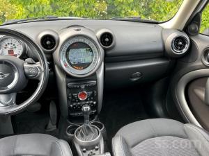 White MINI Countryman 2011 in Riga, with an engine capacity of 2.00 L and mileage of 239 thousand km for 5750 €, photo 17 on AUTOMOTO.COM.LV