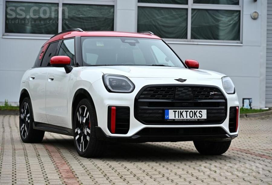 White MINI Countryman 2024 in Riga, with an engine capacity of 2.00 L and mileage of 0 thousand km for 29995 €, photo 3 on AUTOMOTO.COM.LV