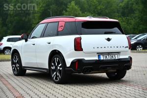 White MINI Countryman 2024 in Riga, with an engine capacity of 2.00 L and mileage of 0 thousand km for 29995 €, photo 4 on AUTOMOTO.COM.LV