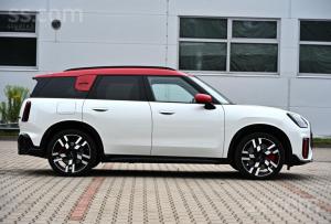 White MINI Countryman 2024 in Riga, with an engine capacity of 2.00 L and mileage of 0 thousand km for 29995 €, photo 9 on AUTOMOTO.COM.LV