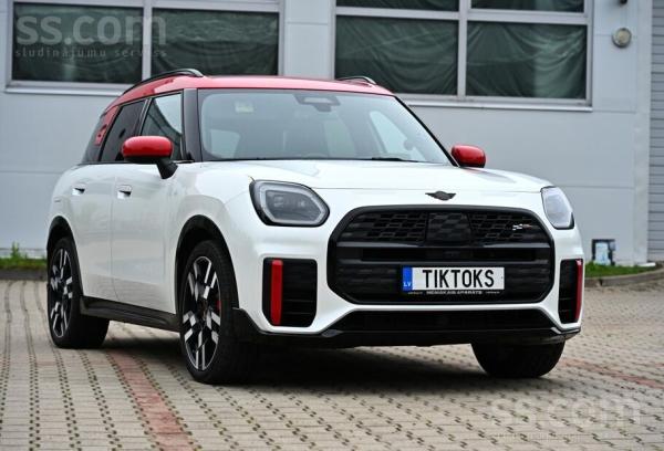 White MINI Countryman 2024 in Riga, with an engine capacity of 2.00 L and mileage of 0 thousand km for 39995 €, photo 2 on AUTOMOTO.COM.LV
