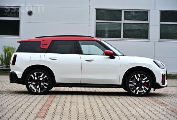 White MINI Countryman 2024 in Riga, with an engine capacity of 2.00 L and mileage of 0 thousand km for 39995 €, photo 8 on AUTOMOTO.COM.LV