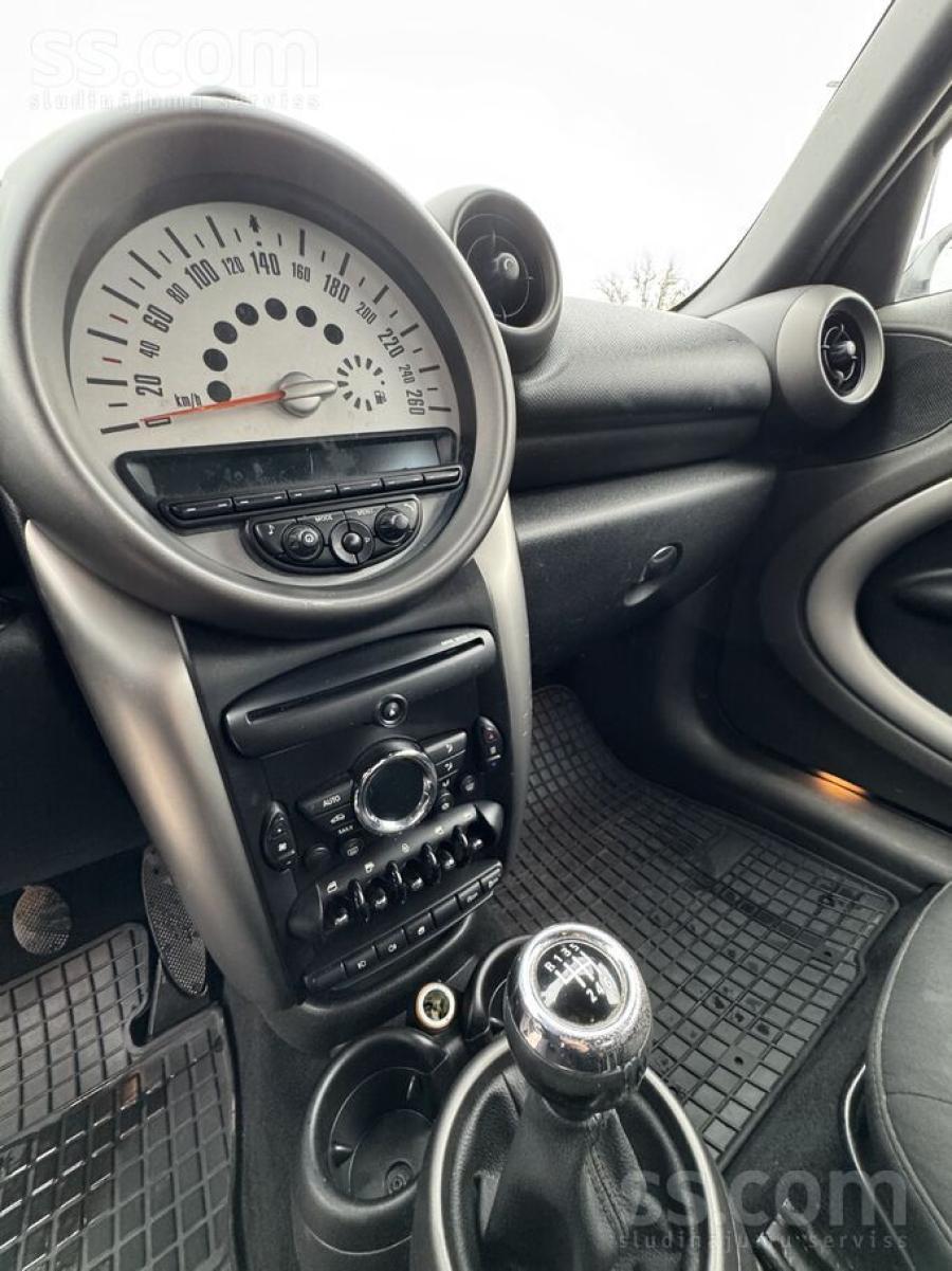 White MINI Countryman 2011 in Riga, with an engine capacity of 1.60 L and mileage of 320 thousand km for 4350 €, photo 11 on AUTOMOTO.COM.LV