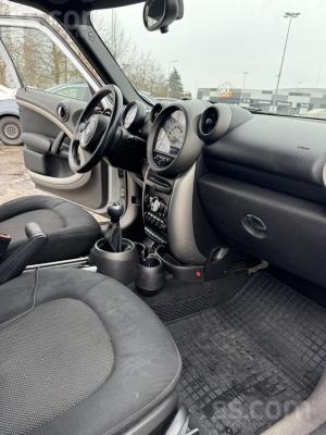 White MINI Countryman 2011 in Riga, with an engine capacity of 1.60 L and mileage of 320 thousand km for 4350 €, photo 13 on AUTOMOTO.COM.LV