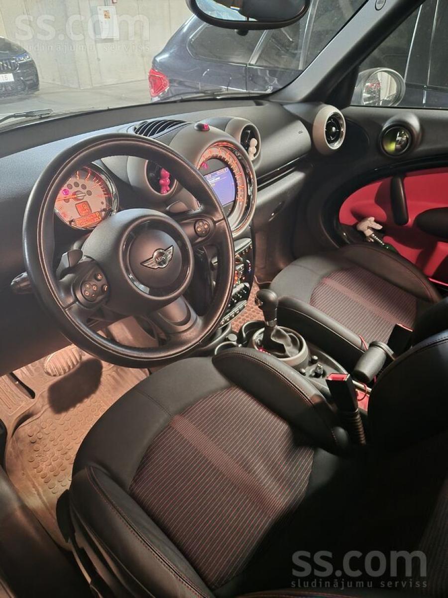 White MINI Countryman 2011 in Riga, with an engine capacity of 1.60 L and mileage of 61 thousand km for 8000 €, photo 4 on AUTOMOTO.COM.LV