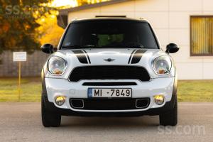 White MINI Countryman 2012 in Jelgava, with an engine capacity of 2.00 L and mileage of 303 thousand km for 4899 €, photo 2 on AUTOMOTO.COM.LV