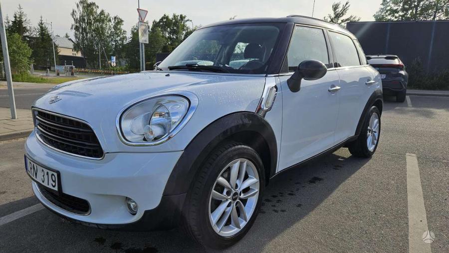 White MINI Countryman 2015 in Vilnius, with an engine capacity of 1.60 L and mileage of 215 thousand km for 4999 €, photo 5 on AUTOMOTO.COM.LV