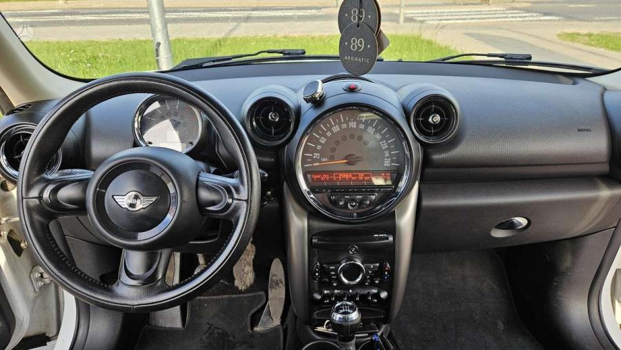 White MINI Countryman 2015 in Vilnius, with an engine capacity of 1.60 L and mileage of 215 thousand km for 4999 €, photo 13 on AUTOMOTO.COM.LV