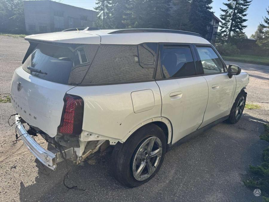 Balts MINI Countryman 2026 Gargždai, ar dzinēja tilpumu 2.00 L un nobraukumu 7 tūkst. km par 9900 €, foto 3 vietnē AUTOMOTO.COM.LV