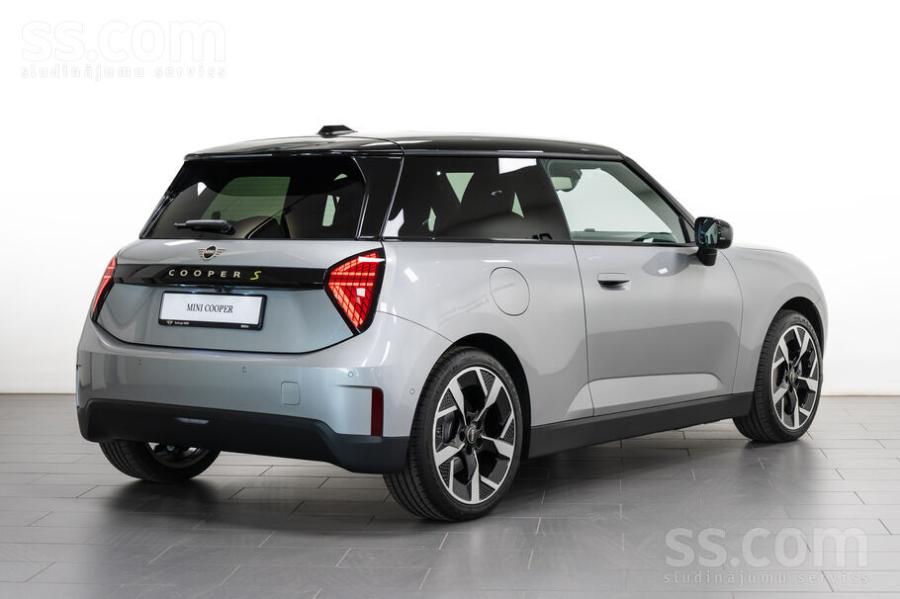 Pelēks MINI Hatch 2026 Rīga, ar dzinēja tilpumu 1.50 L un nobraukumu 17 tūkst. km par 40900 €, foto 3 vietnē AUTOMOTO.COM.LV