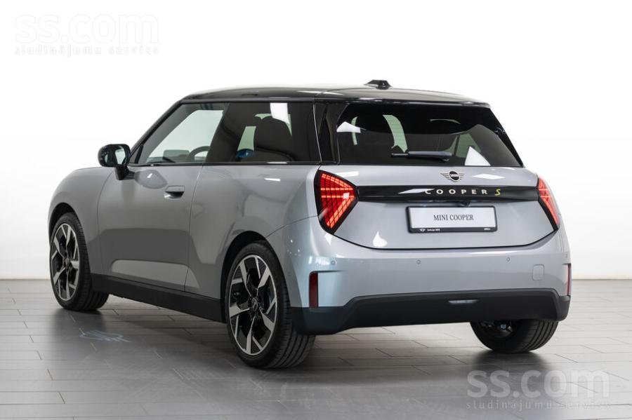 Pelēks MINI Hatch 2026 Rīga, ar dzinēja tilpumu 1.50 L un nobraukumu 17 tūkst. km par 40900 €, foto 5 vietnē AUTOMOTO.COM.LV