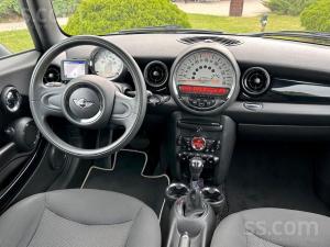 Black MINI One 2013 in Riga, with an engine capacity of 1.60 L and mileage of 252 thousand km for 3790 €, photo 15 on AUTOMOTO.COM.LV