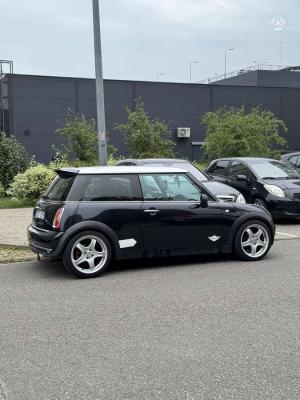 Melns MINI One 2002 Viļņa, ar dzinēja tilpumu 1.60 L un nobraukumu 261 tūkst. km par 1600 €, foto 3 vietnē AUTOMOTO.COM.LV