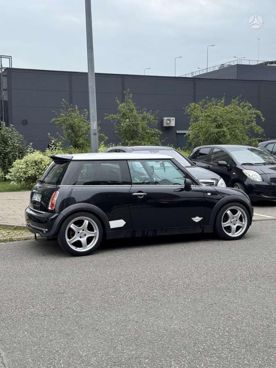 Melns MINI One 2002 Viļņa, ar dzinēja tilpumu 1.60 L un nobraukumu 261 tūkst. km par 1600 €, foto 3 vietnē AUTOMOTO.COM.LV