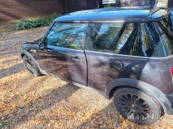 Black MINI One 2002 in Tallinn, with an engine capacity of 1.60 L and mileage of 222 thousand km for 1690 €, photo 6 on AUTOMOTO.COM.LV