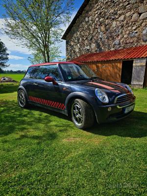 Black MINI One 2005 in Tallinn, with an engine capacity of 1.60 L and mileage of 218 thousand km for 1290 €, photo 3 on AUTOMOTO.COM.LV